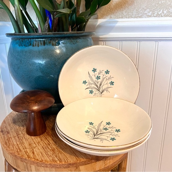 Dining | Vintage Scio Hampton Bowls In Cornflower Set Of 3 With Gold ...